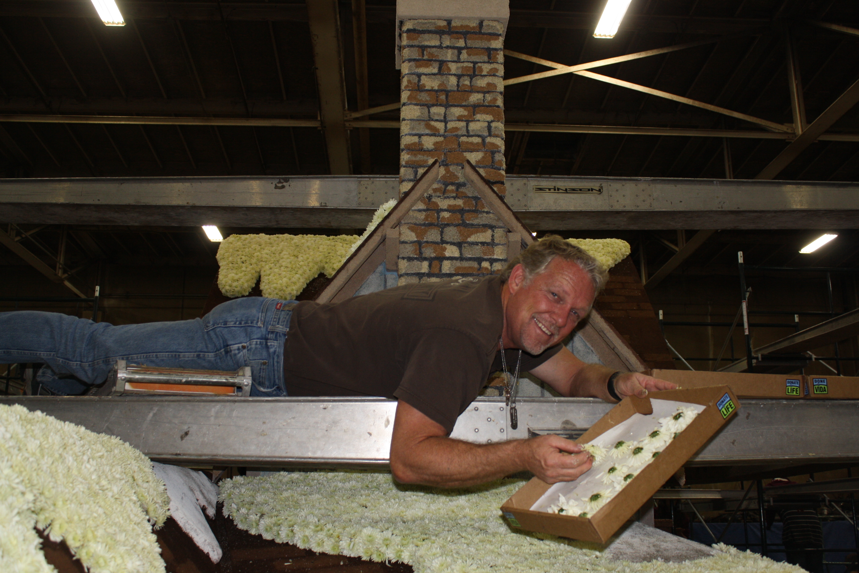 Find Your Adventure With Rose Parade Float Decorating – Teardrop Adventures